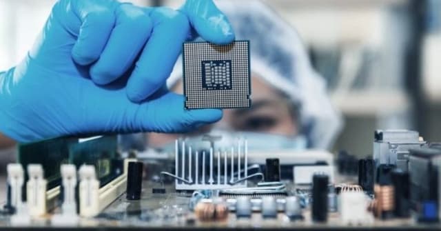What is a 'nanometer' (nm) in a processor and why does it matter?